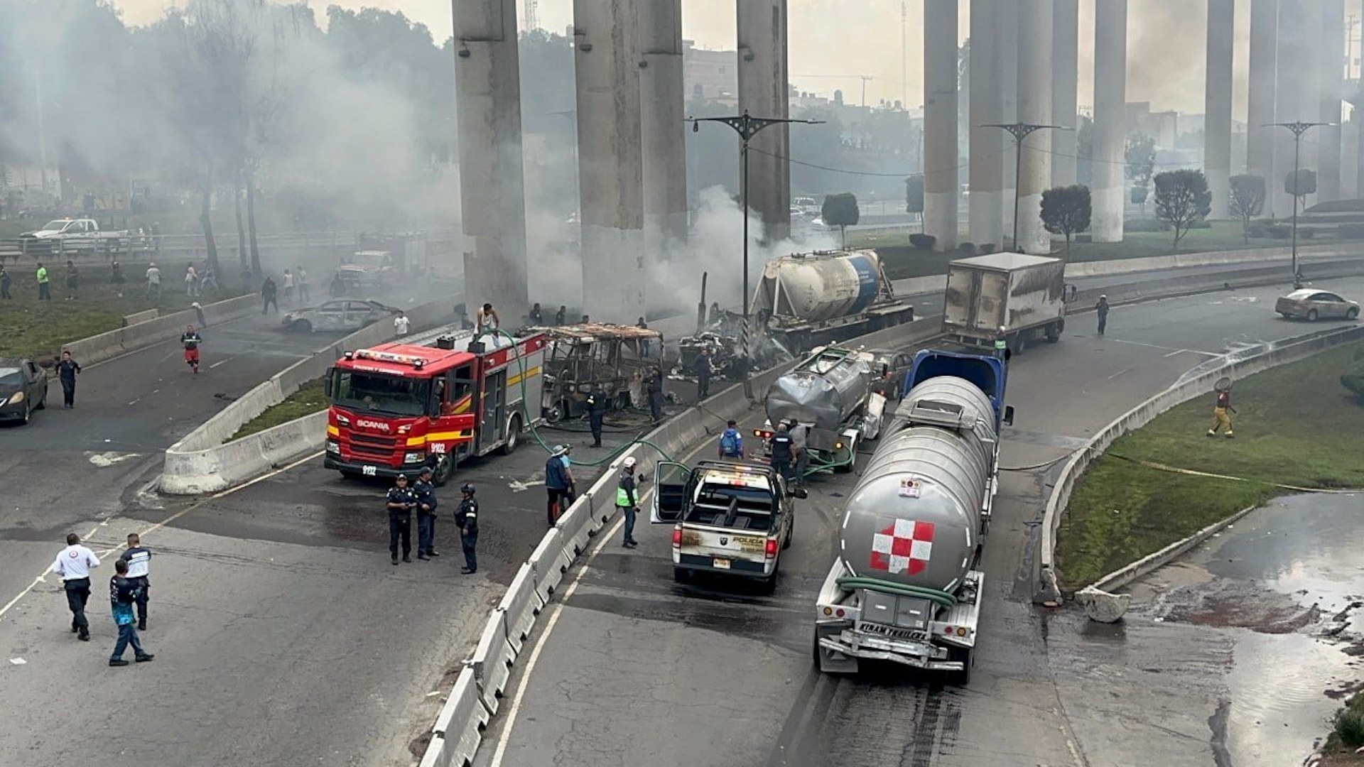 Explosión de una pipa en Iztapalapa deja seis muertos y 90 heridos